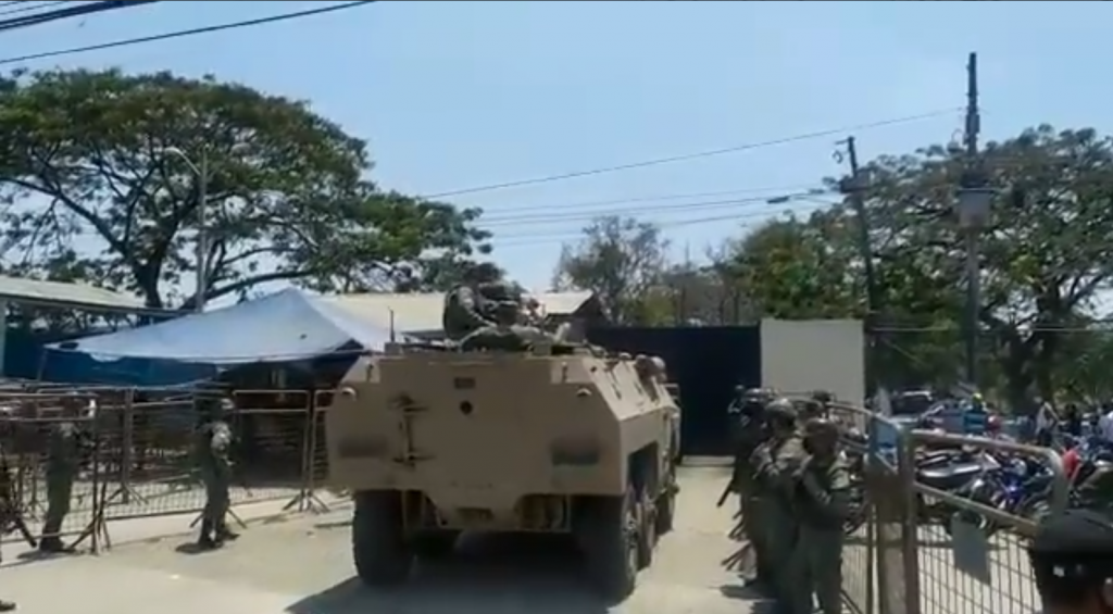Motín en cárcel de Ecuador deja al menos 30 presos muertos - Izabalense TV